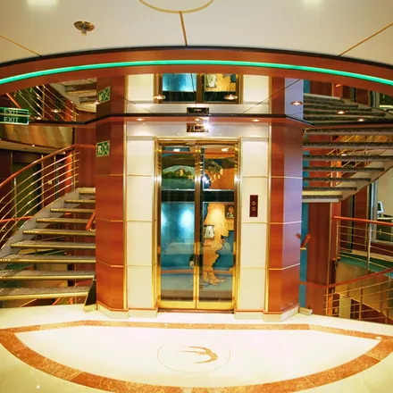 Reference: Glass and wooden elevator MARTHA ANN | LUTZ